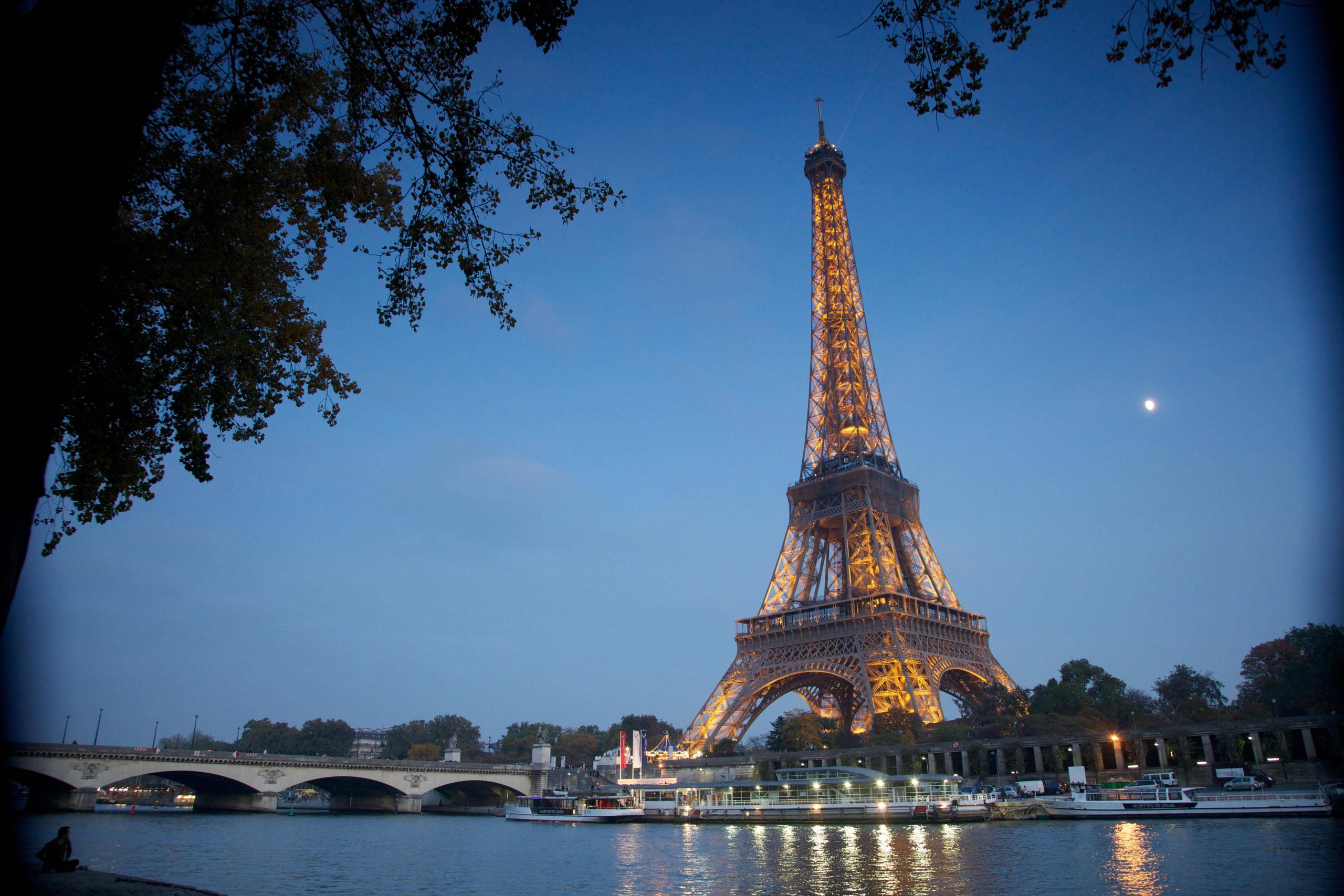 Best Places to Go Out at Night in Paris | Expedia